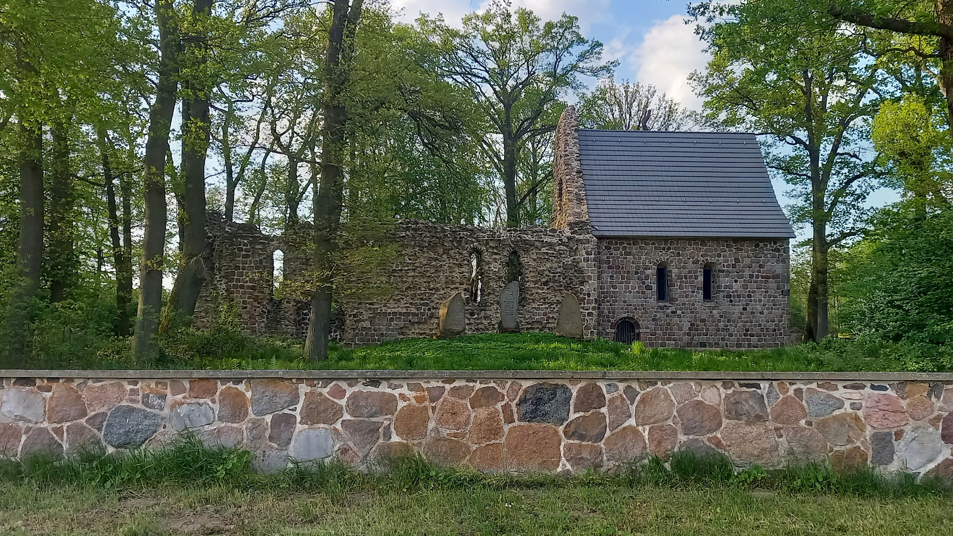 Dambeck church ruins